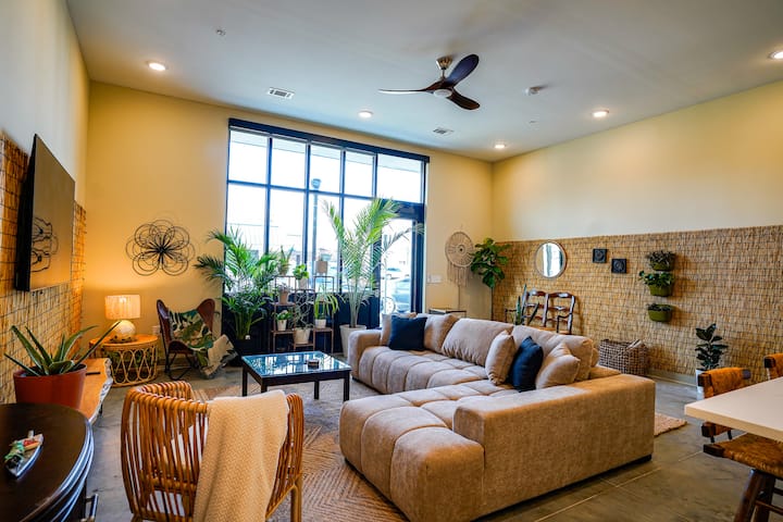 Jungle Jasper Suite - New Loft Near Massachusetts! - Lawrence