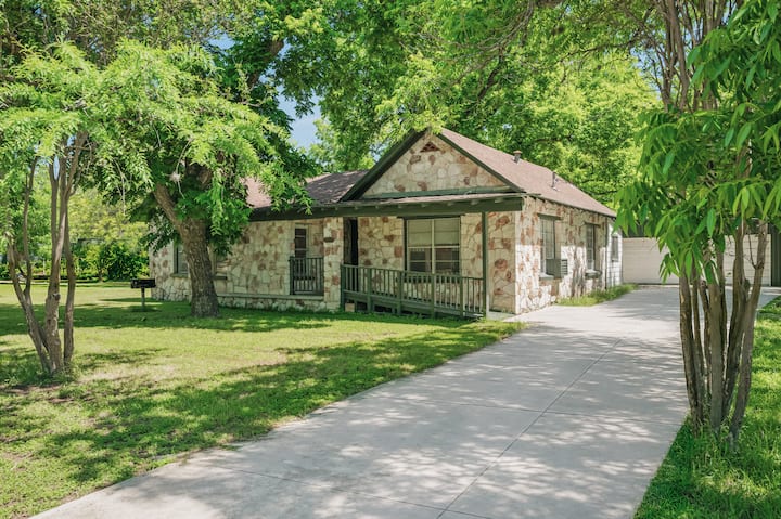 Maison Blue | 3 Bedrooms | River Access - New Braunfels, TX