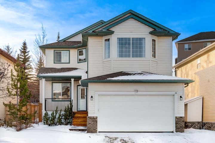 Beautiful Upgraded Family Home | Mid-term Rental - Cochrane