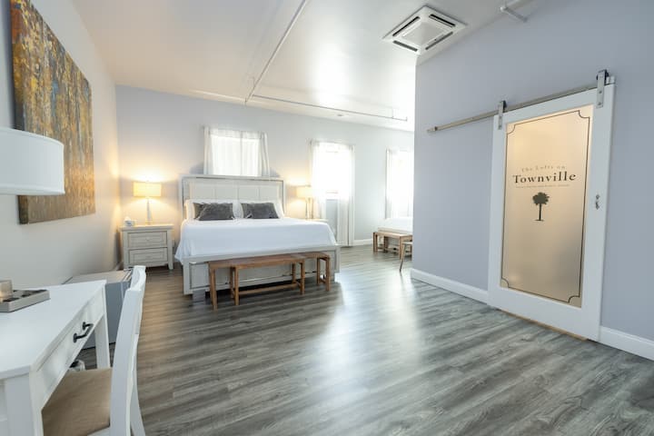 Boutique Hotel. Room # 1, Q/k Combo. - Lake Hartwell