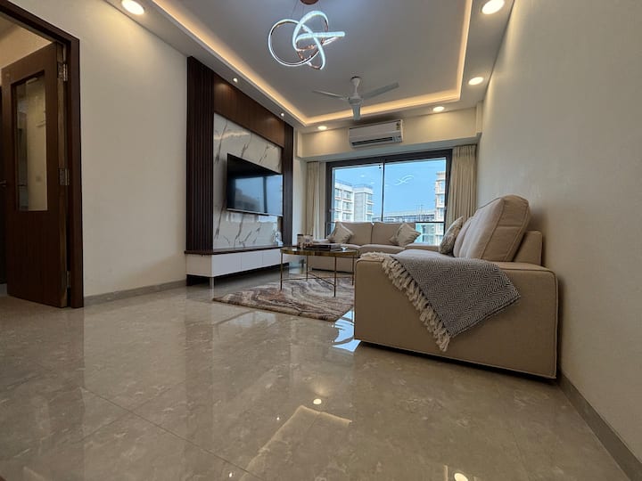 Luxury 2bhk Apartment & Study| Near Juhu Tara Road - Mumbai