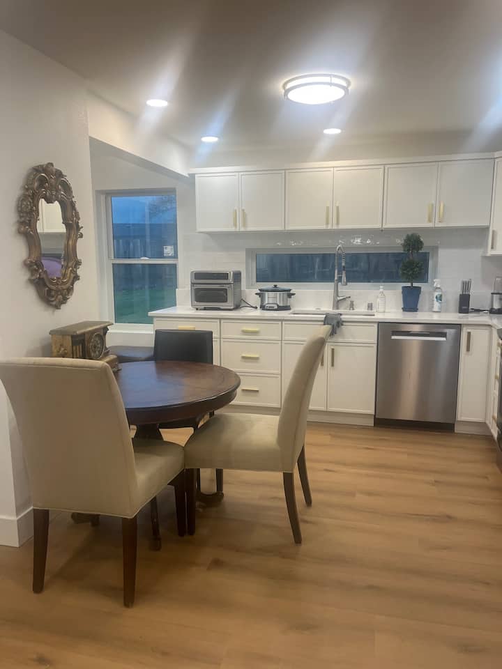 1br + Den Suite • Near Google & Hospitals - Kirkland, WA