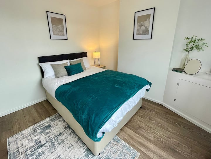 Petal House - Cosy Premium Home - Gloucester, UK