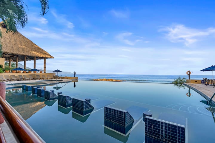 Oceanfront Condo W/ Infinity Pool & Huge Terrace - Mexico
