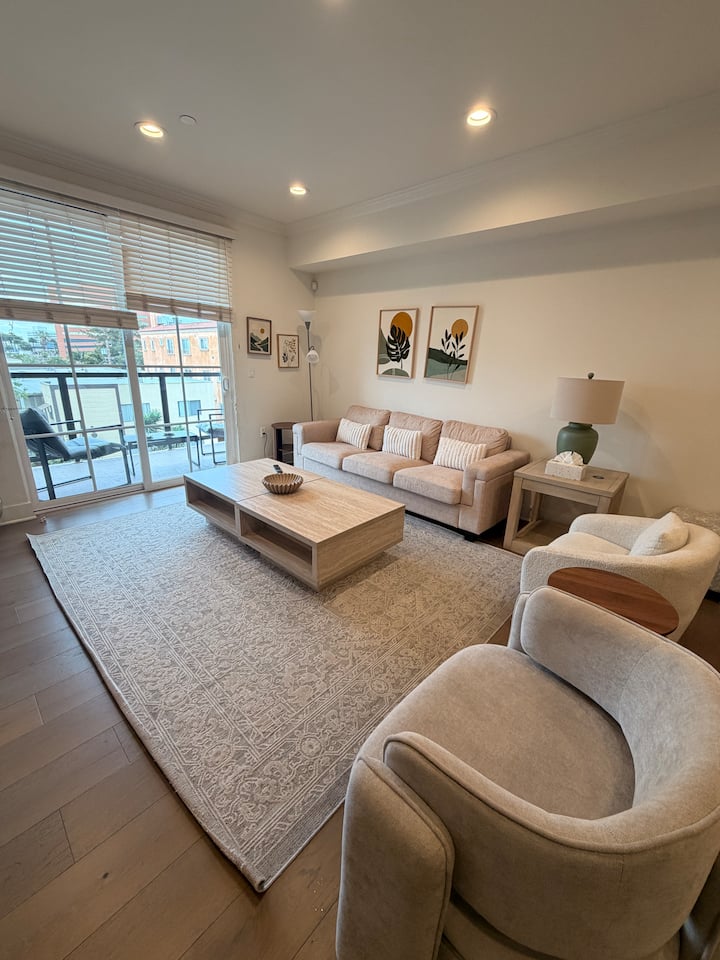 Modern 3br/3ba Steps From Beverly Connection - Beverly Hills, CA