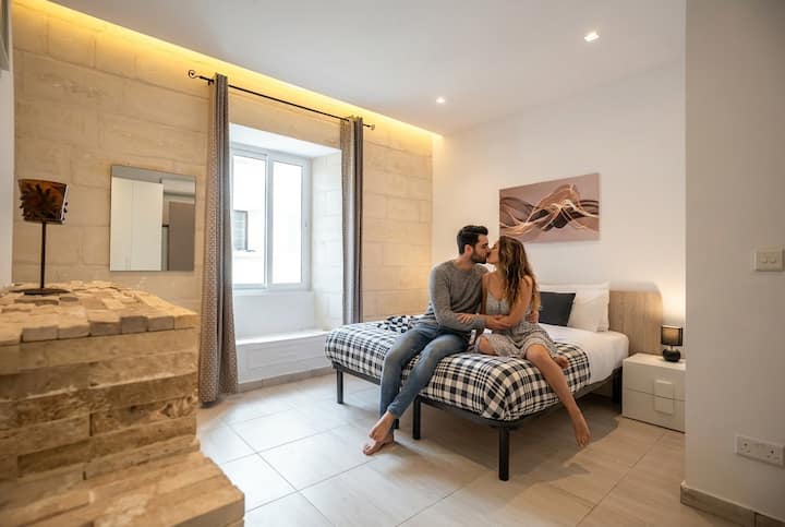 Balluta Bay 4br/4ba | Authentic Maltese Stone Wall - Malta