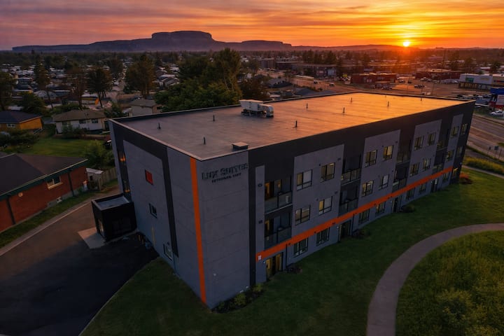 Lux Suites 2 Bedroom, Pet Friendly Suite - Thunder Bay