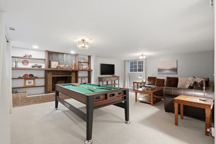 Family Game Night Getaway | Hot Tub + Billiards - Cottonwood Heights, UT