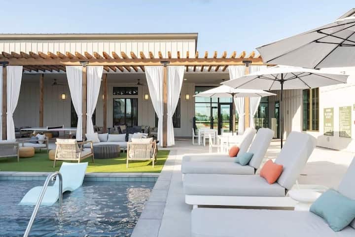 Private Room In New Complex Close To Airport & F1! - Texas