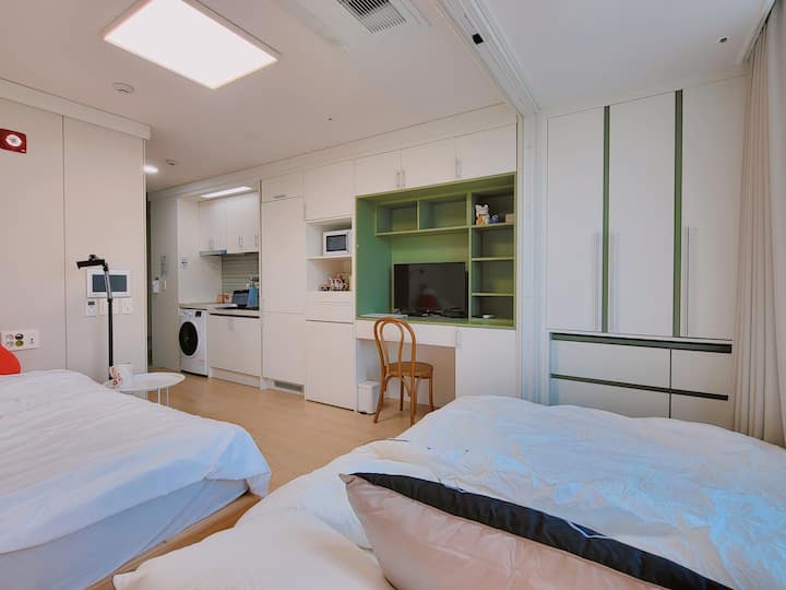 [Bts 광화문]서울의 중심/충무로역 3분/침대2/신축 레지던스 #명동 #홍대 #동대문 - Seoul