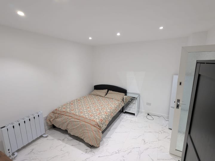 1-bed Studio With Private Kitchen & Shower - Woking