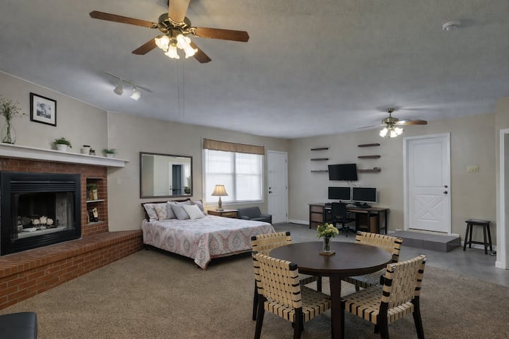 Nauvoo Studio Retreat | Private + Wfh - Nauvoo, IL