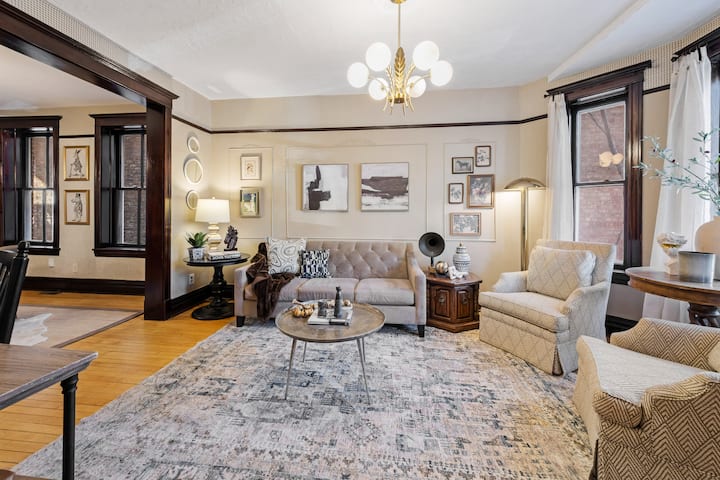 Rl Inspired Cozy 2bd In Lakeview W/ Backyard - Chicago, IL