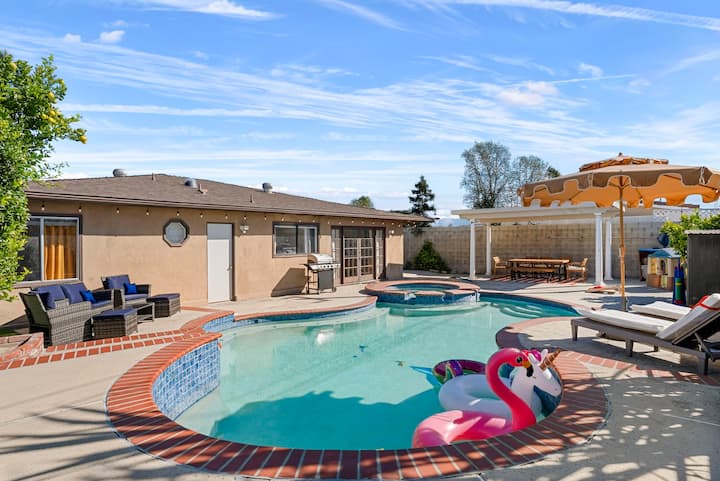 Spacious 5br Retreat W/ Pool, Hot Tub & Game Room - Huntington Beach, CA