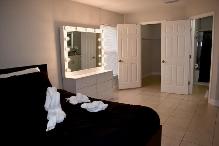 Spacious 4br Tampa Home Near Top Attractions - Tampa, FL