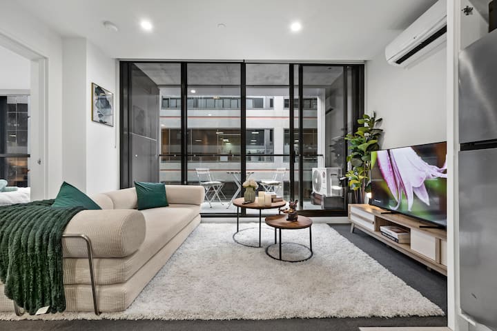 St Kilda Road Retreat | Rooftop Pool, Spa & Gym - Australia