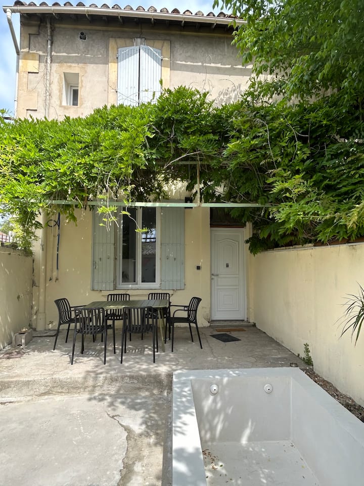 Maison 1904 Avec Bassin, 5 Min Des Remparts - ibis Avignon Centre Gare