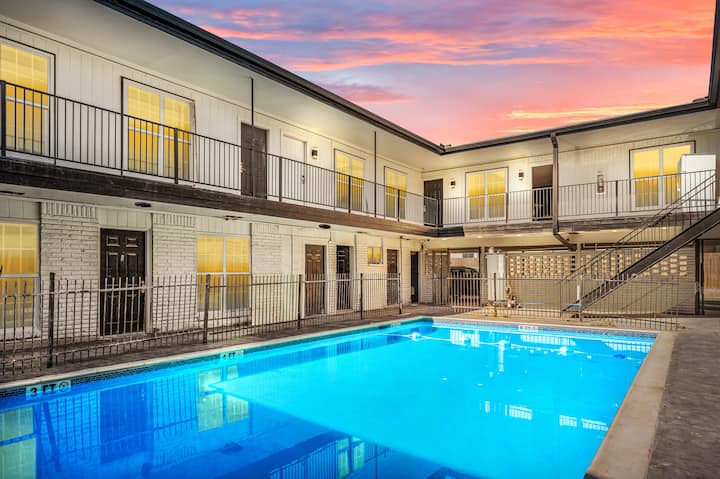 Pool -King Beds | Heights Cute 2bd - Northside - Houston