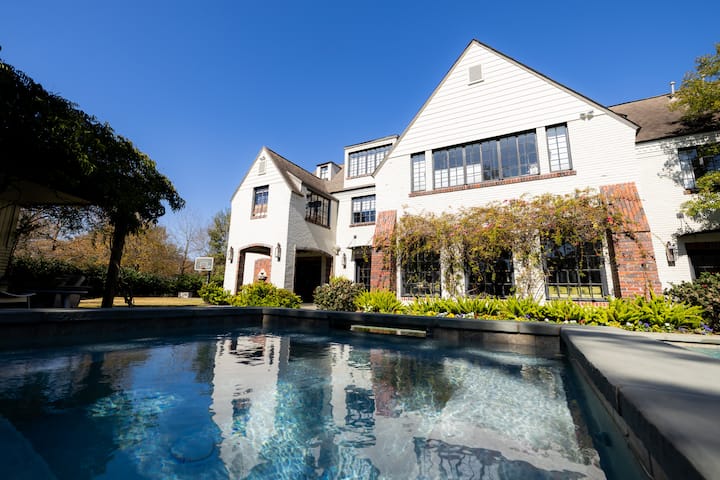 Luxury Houston World Cup Home With Full Staff - Houston, TX