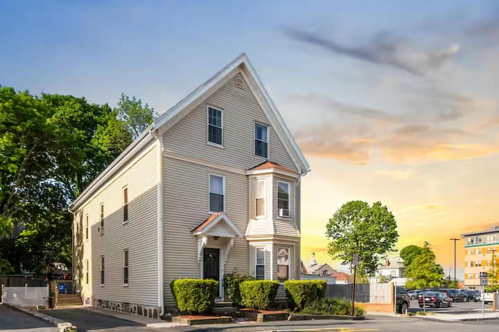 "Eclectic Jewel"
Downtown Beverly/salem 2 Bedroom - Beverly, MA
