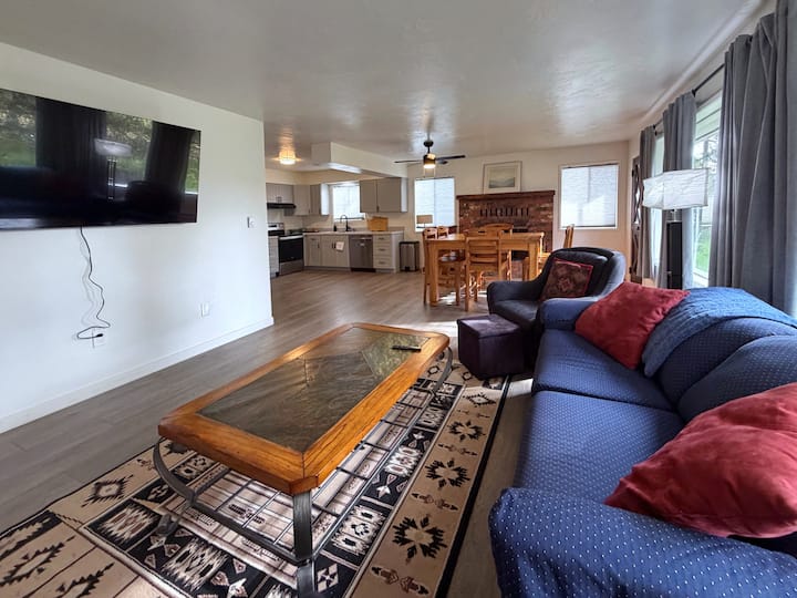 Charming Renovated Sequim 2 Bedroom Home - Sequim, WA