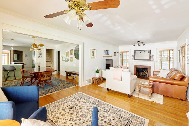 Charming Brookside Bungalow Near Plaza - Kansas (State)