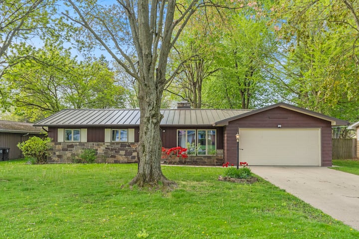 Esti’s Nest 4br/2ba Ada Friendly Ranch House - New Haven, IN