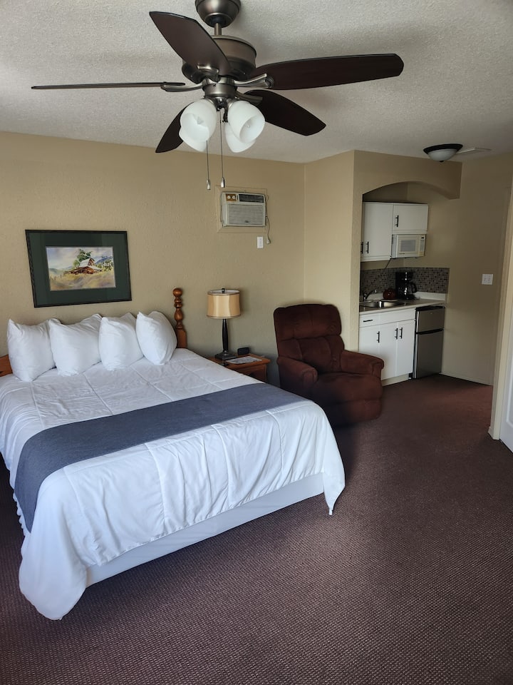 Studio Suite With Kitchenette.  
Full Bathroom. - Lake Country