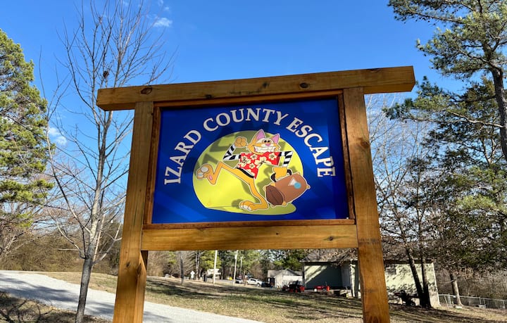 Izard County Escape (Ice) House - 멜버른