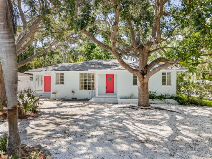 Bradenton Creekside Cottage. Walk To Downtown - Bradenton, FL