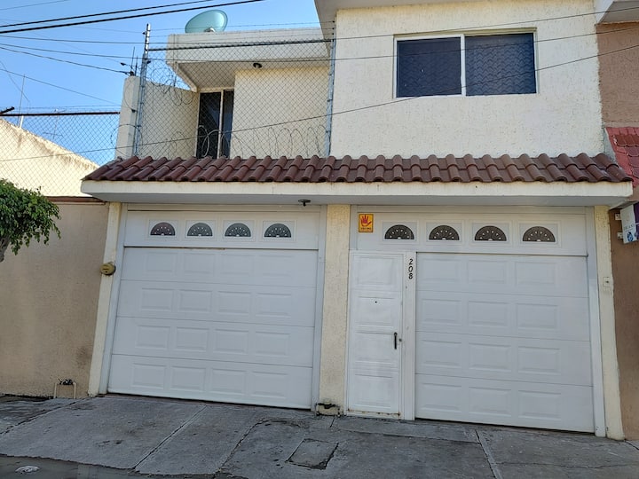 Bienvenido A Tu Casa Céntrica, Cómoda Y Muy Amplia - Celaya