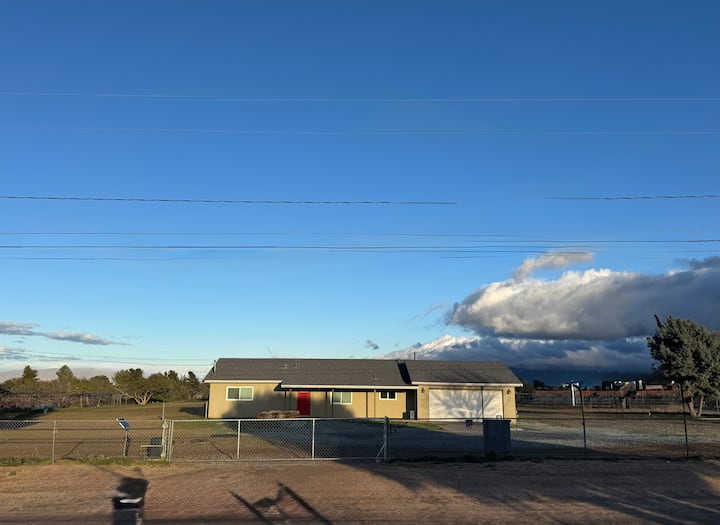 A Quiet, Comfortable Ranch Style Home. - Hesperia, CA