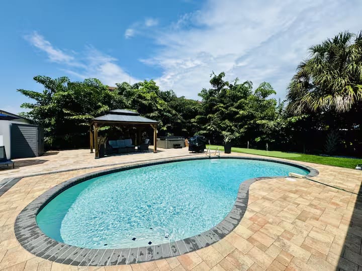 Pool/hot Tub/mini Golf Oasis|10 Min From Downtown! - Tampa, FL