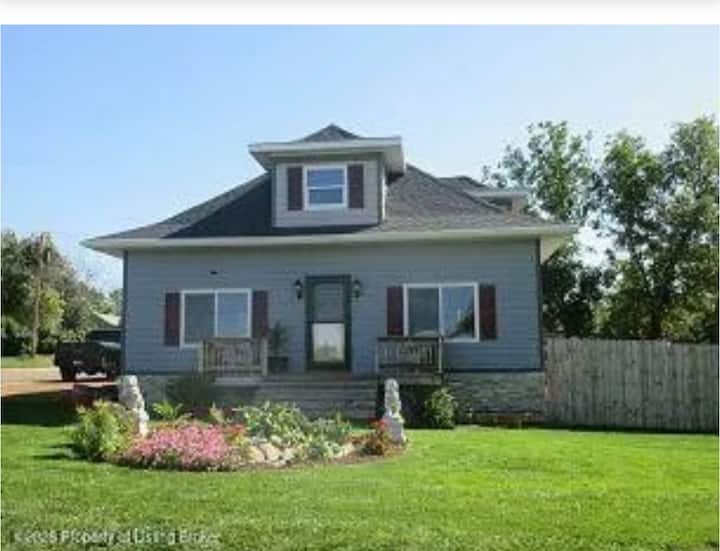 Cozy Gray Haven – Charming Family Home Retreat - Theodore Roosevelt National Park