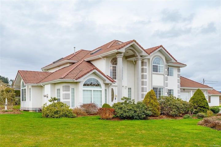 Cd Spacious 2 Bedrooms Of Farm House - North Saanich