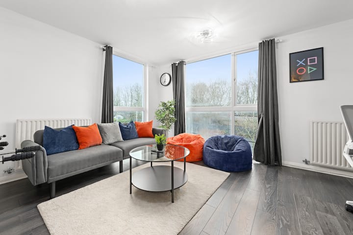 Spacious 3br Home Sleeps 1-10, 2 Lounges, Parking - Manchester