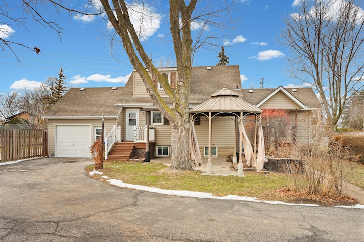 Modern Family Retreat | Private Patio & Free Prkg - Windsor, ON, Canada