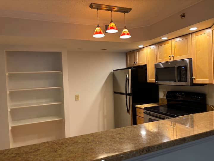 Beautiful 1b1b + Sunroom Apt In Ballston Metro - Arlington, VA
