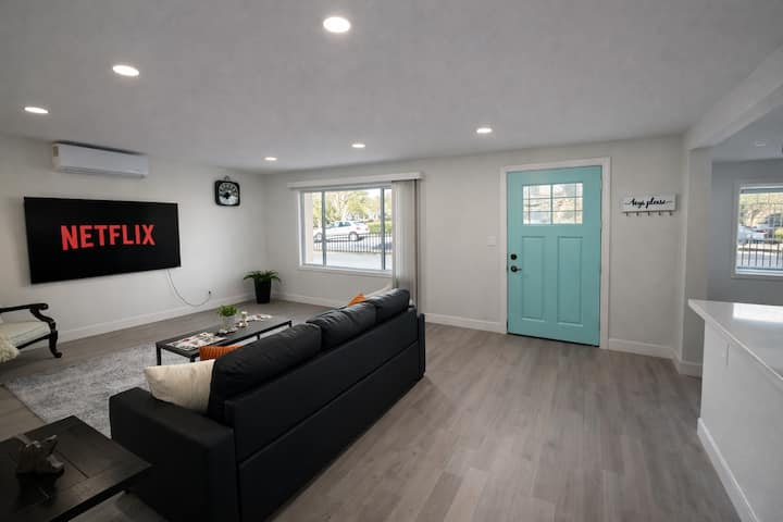 Modern Renovated Home W/ Smart Tvs & Workspace - Hemet, CA