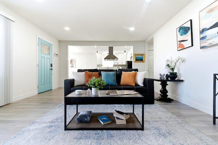 Modern Renovated Home W/ Smart Tvs & Workspace - Hemet, CA