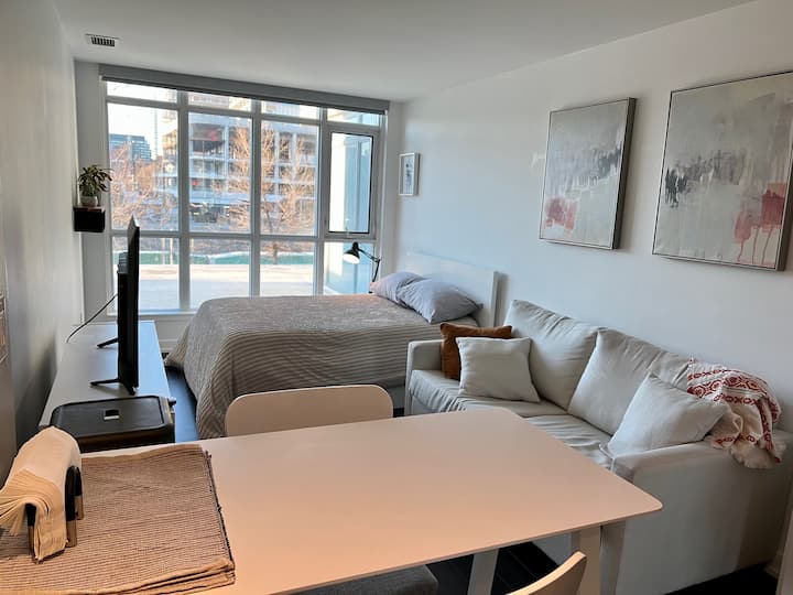 Cozy Studio In Cityplace - Toronto, ON