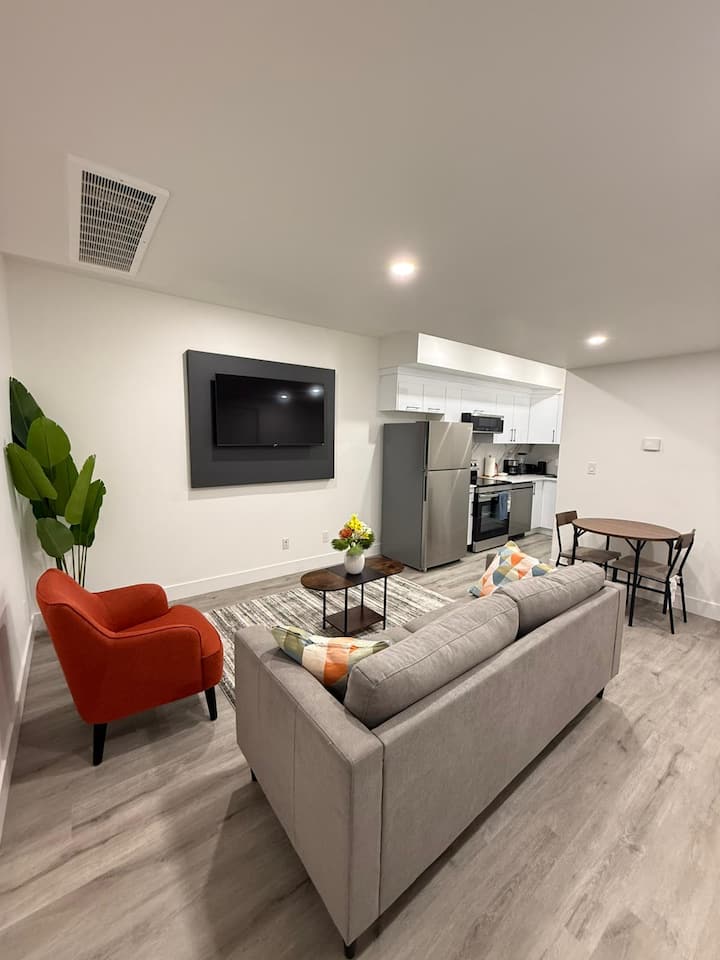 Modern And Stylish 1- Bedroom Suite - Edmonton