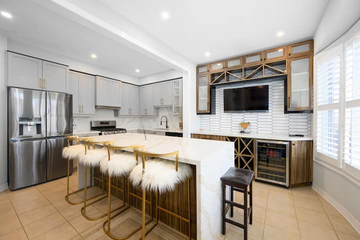 3 Bed Spacious Home Located Steps To Lake Ontario - Grimsby