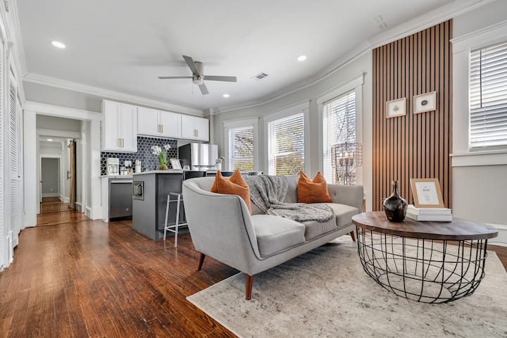 Downtown Dallas Luxury Stay + Screened In Patio! - Dallas, TX