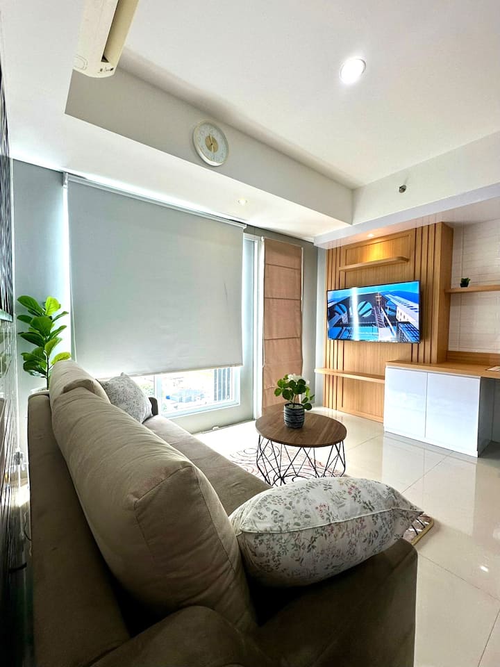 Cozy Space, Big Sofa Bed, 50" Smart Tv & Netflix - Jakarta