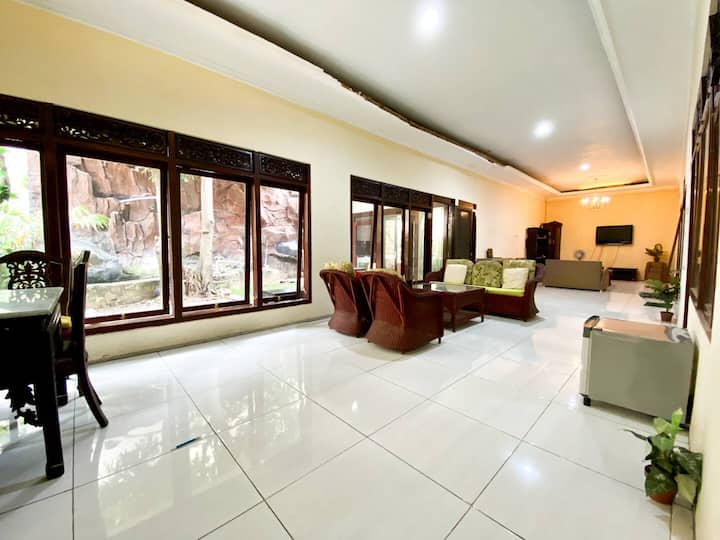 Spacious Home 7br For 18pax Near Surabaya Zoo - Surabaya