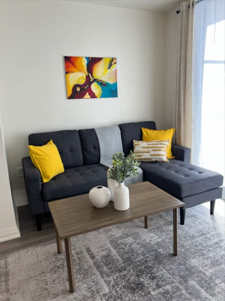 Comfort And Convenience In 2-br, 2-bath Suite - Vaughan