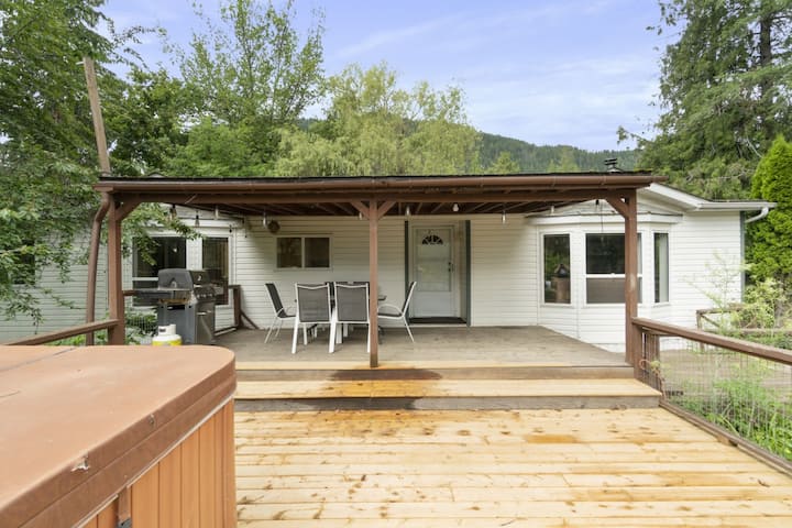 Sicamous Lakeview House | Hot Tub | Large Deck - Sicamous