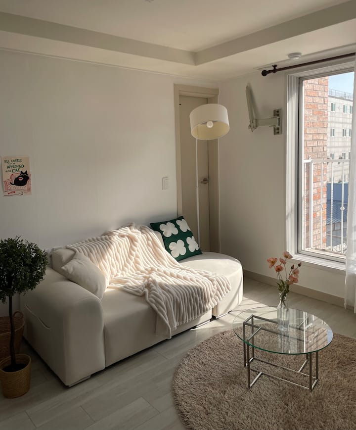 [행궁의오후] 신축감성숙소/위치깡패/화성행궁도보1분/주차가능/엘리베이터/넷플릭스/보드게임 - 율전동