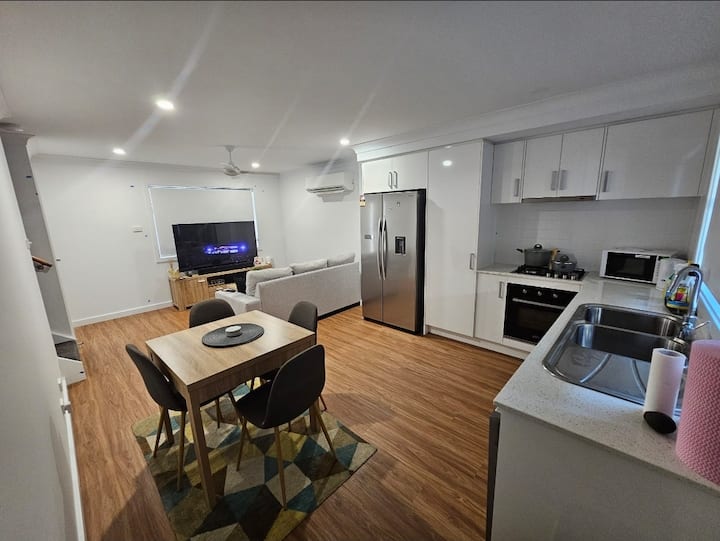 ​Modern Sanctuary: Private Room & Sleek Living. - Newcastle